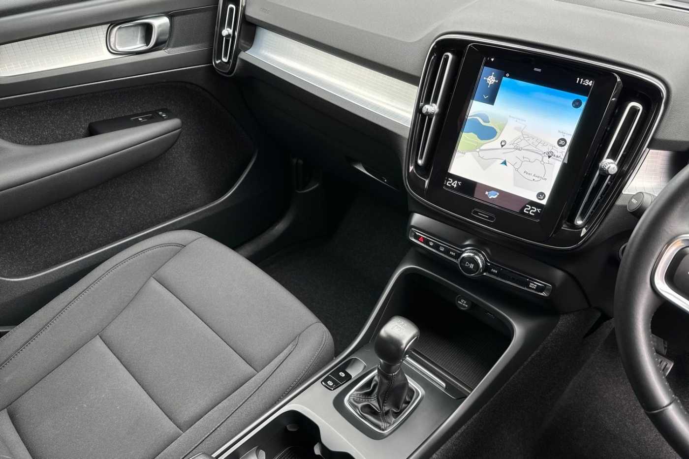 Volvo XC40 Momentum, T3 Sat Nav Dual Climate LED Lights Cruise Control ...